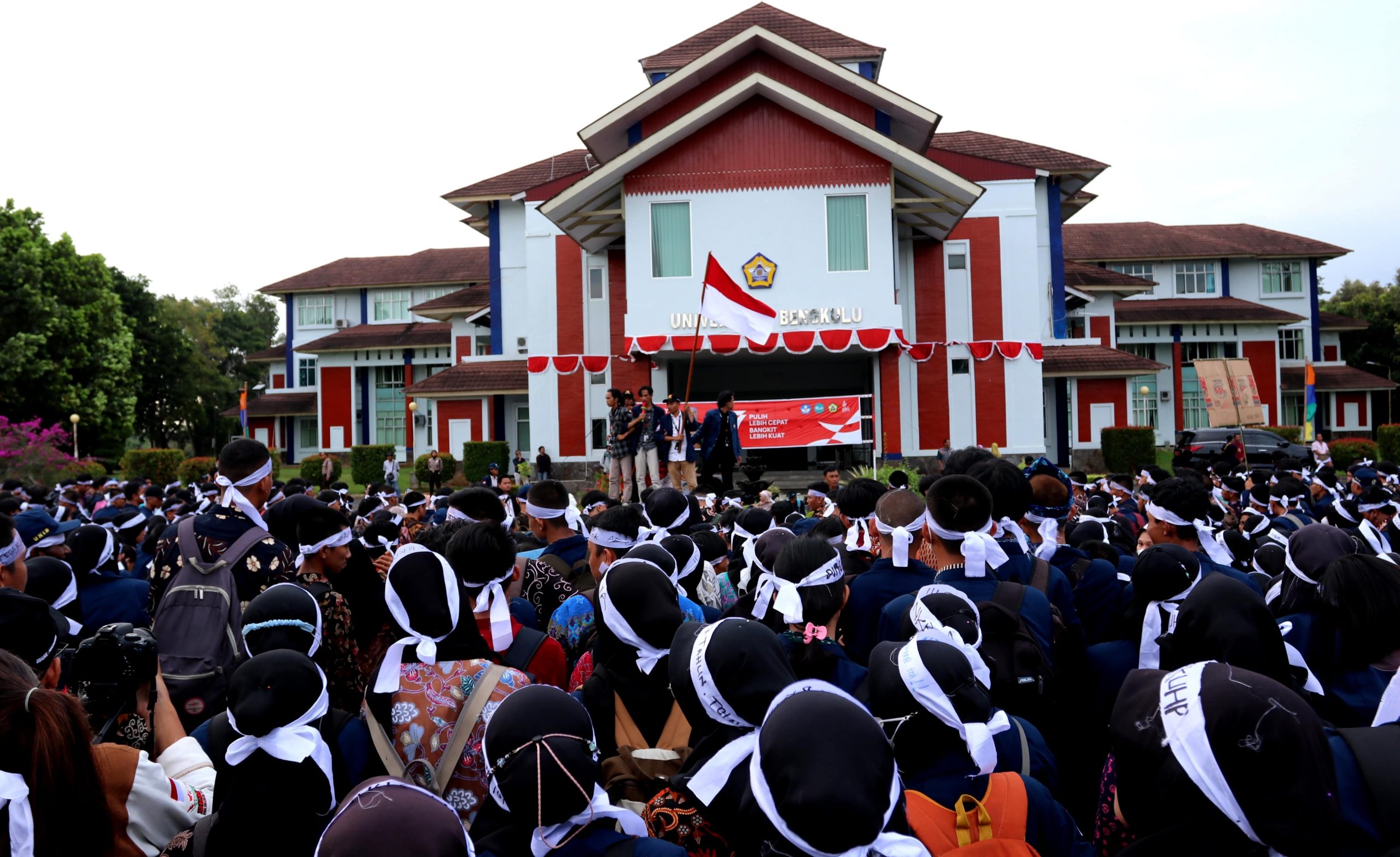 Ribuan Mahasiswa Demo ke Rektorat UNIB | UNIVERSITAS BENGKULU