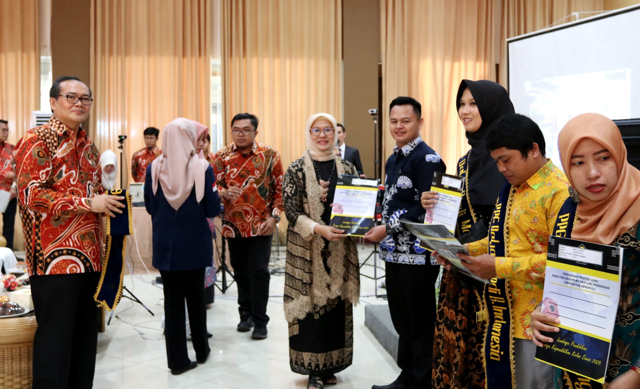 FKIP UNIB Gelar Pengukuhan dan Sumpah Profesi 672 Guru Profesional ...