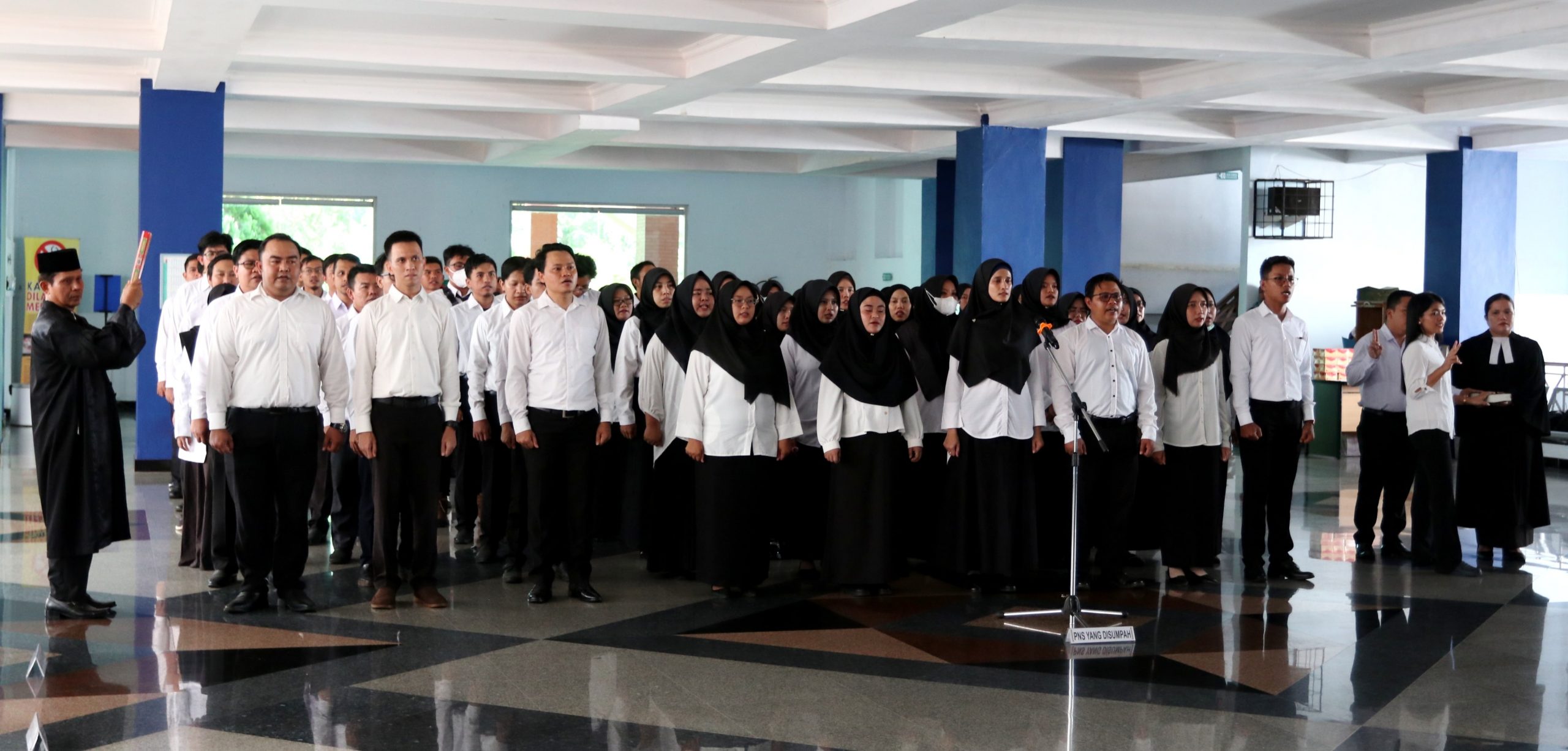 Pengucapan Sumpah dan Pembagian SK 100 Persen PNS Baru UNIB ...