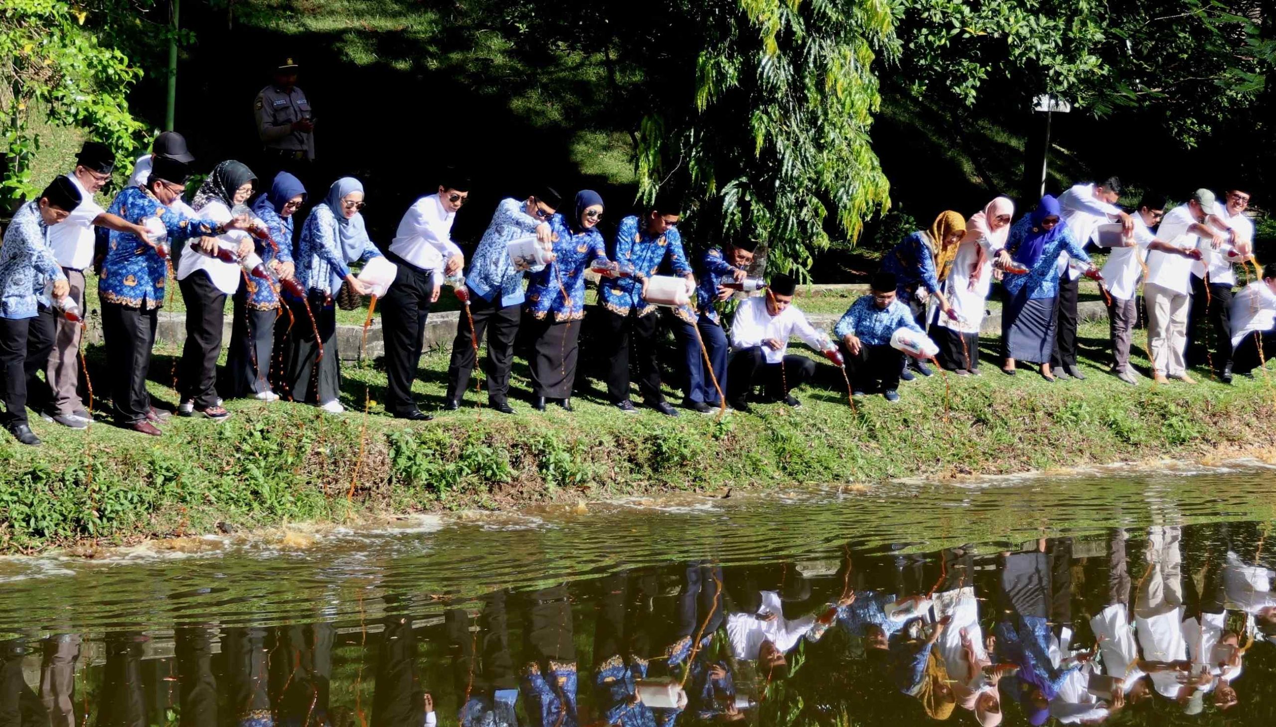 Hari Lingkungan Hidup, UNIB Gelontorkan Eco Enzyme ke Danau Kampus ...