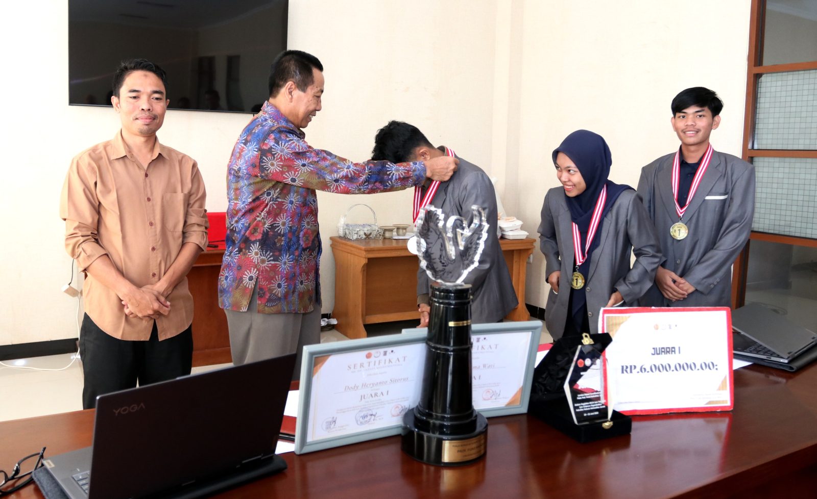 FH UNIB Juara I Kompetisi Debat Hukum Nasional di UNJA | UNIVERSITAS ...
