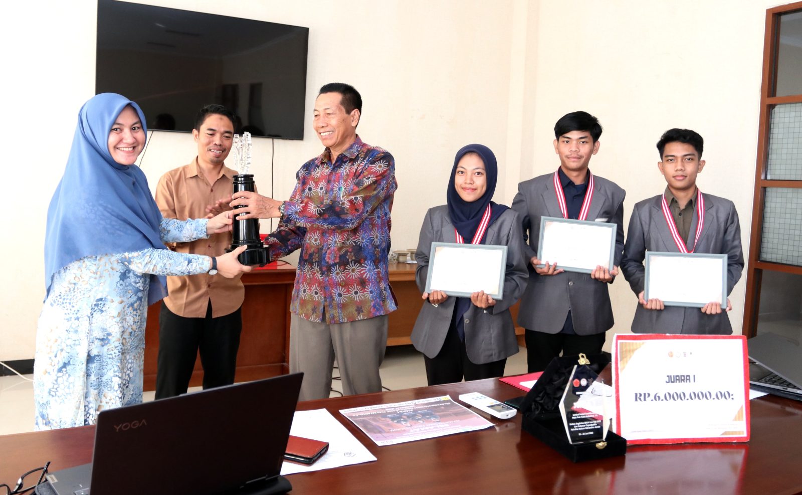 FH UNIB Juara I Kompetisi Debat Hukum Nasional di UNJA | UNIVERSITAS ...