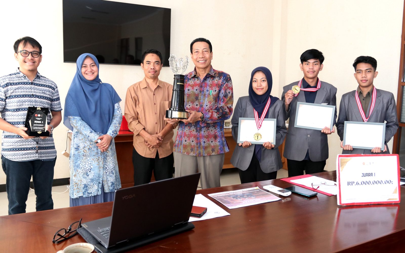 FH UNIB Juara I Kompetisi Debat Hukum Nasional di UNJA | UNIVERSITAS ...