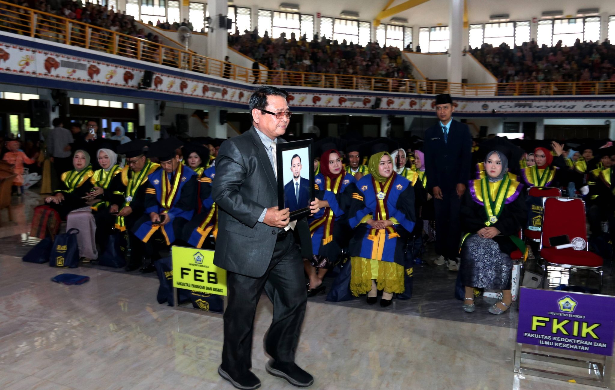 Meninggal Dunia, 2 Wisudawan UNIB Diwakili Orang Tua di Wisuda Ke-103 ...