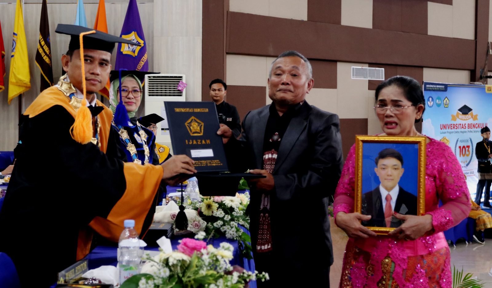 Meninggal Dunia, 2 Wisudawan UNIB Diwakili Orang Tua di Wisuda Ke-103 ...