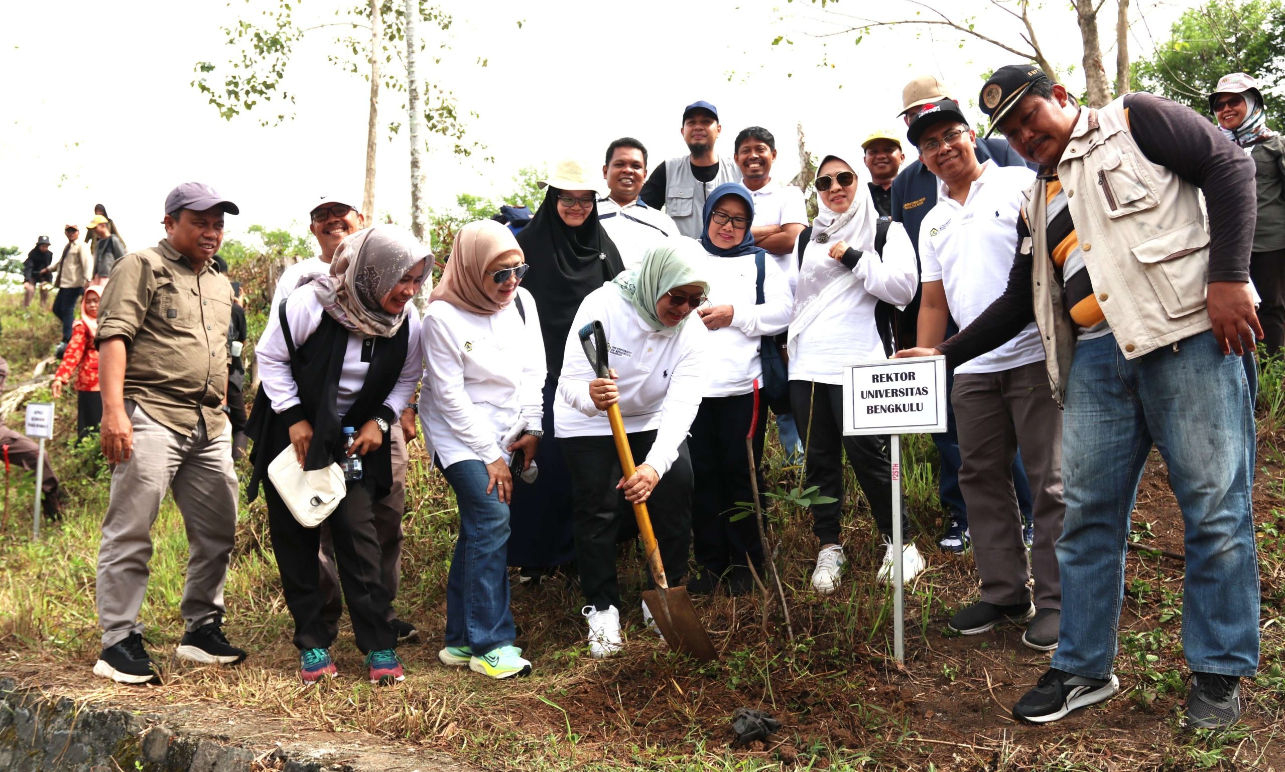 Akhir Tahun Diwarnai Aksi Tanam Pohon Bersama di Tahura Rajolelo | UNIVERSITAS BENGKULU