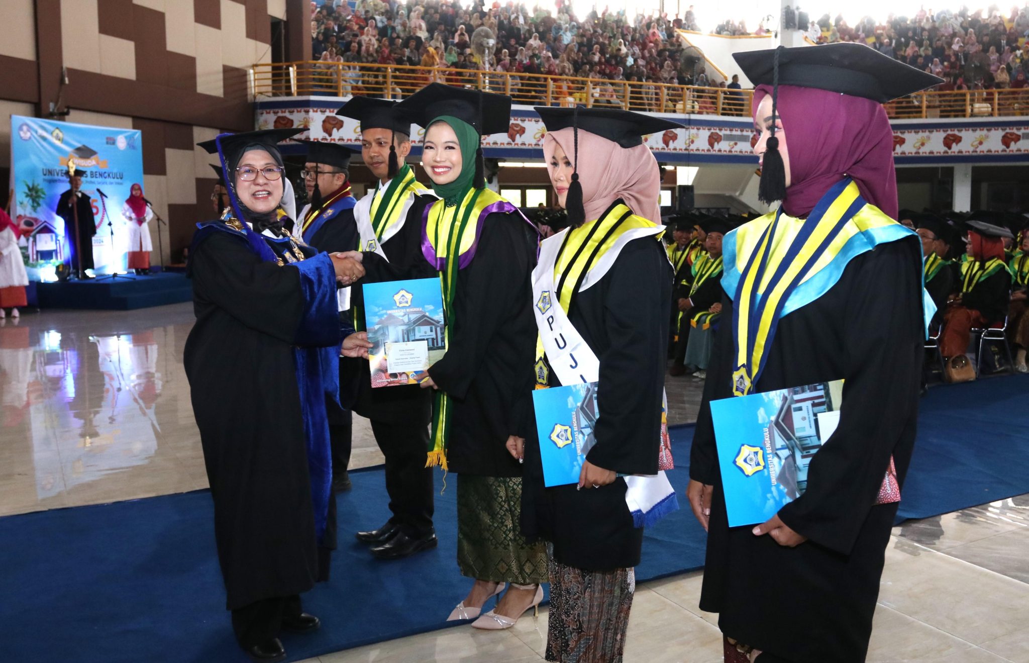 Wisuda 105 UNIB Sukses, Wisudawan : Kami Ingin Jadi Sarjana yang ...