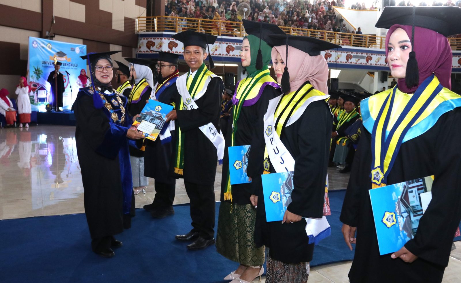 Wisuda 105 UNIB Sukses, Wisudawan : Kami Ingin Jadi Sarjana yang ...