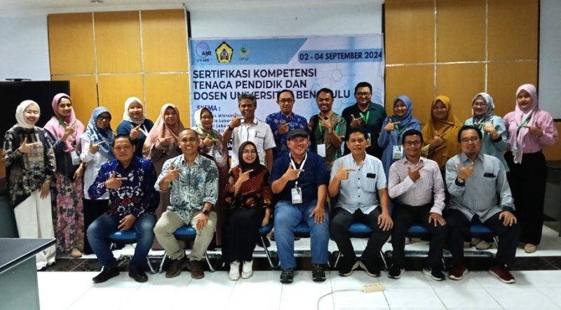 100 Dosen dan Tenaga Kependidikan Unib Peroleh Sertifikat Kompetensi ...